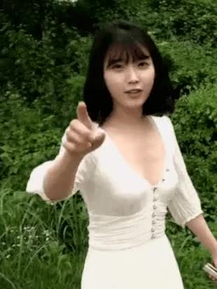 아이유의 섹시한 브이넥 - 아이유(IU) - 덕질(DEOKJIL)